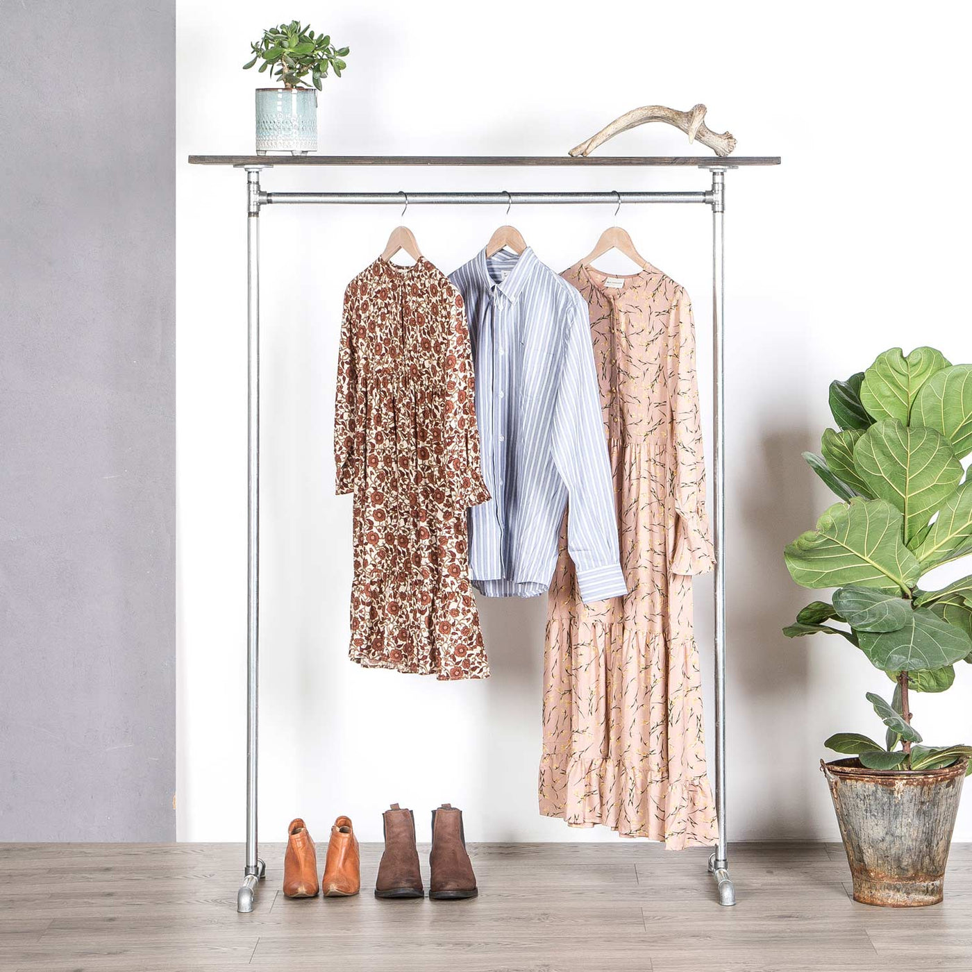 Sort VINCENT Tøjstativ Vandrør | Stilfuldt Design med Hylde